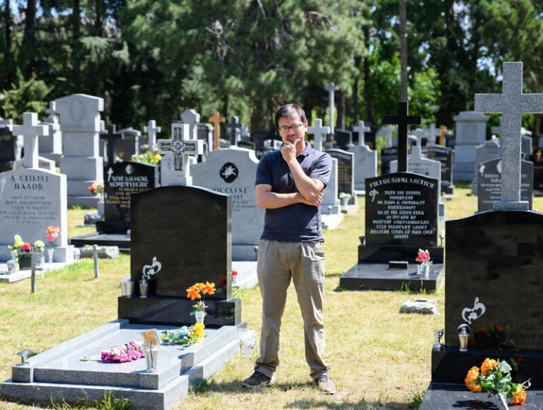 How much does a typical headstone cost in the UK?